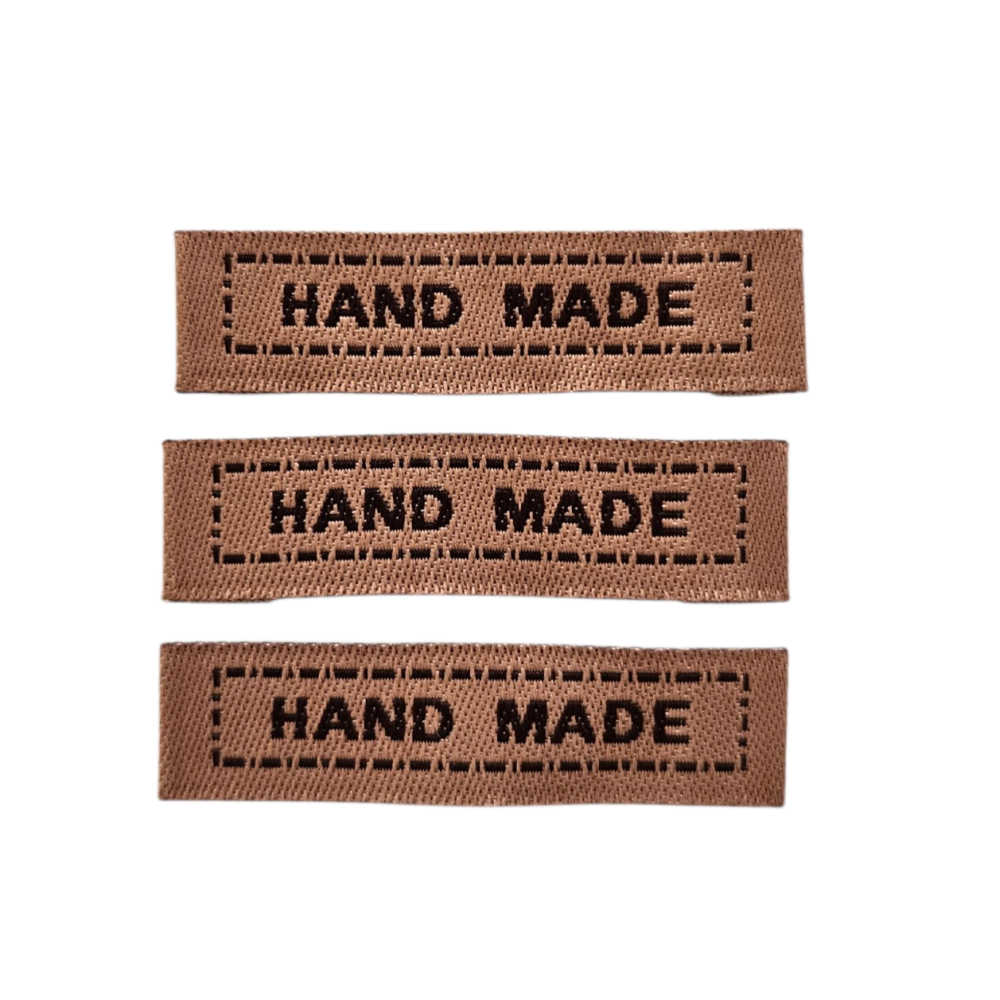 50 stk små Merkelapper med teksten HAND MADE - by Fie